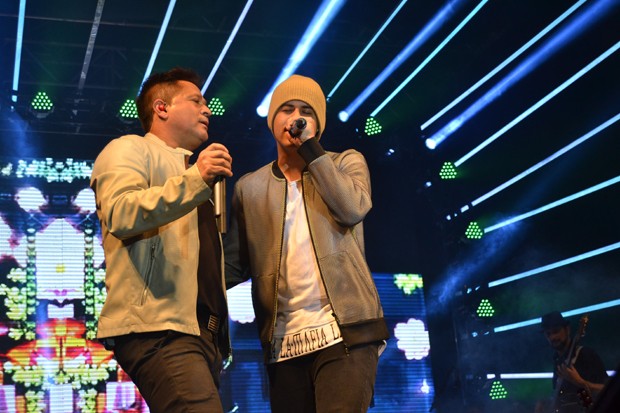 Zé Felipe ganha sutiã de fã durante show em São Paulo - Quem | QUEM News