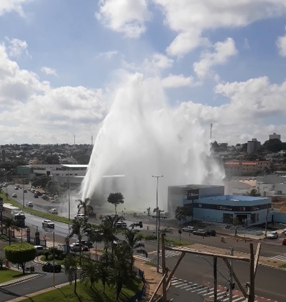 Adutora de água estoura durante manutenção emergencial do Dmae, atinge ...