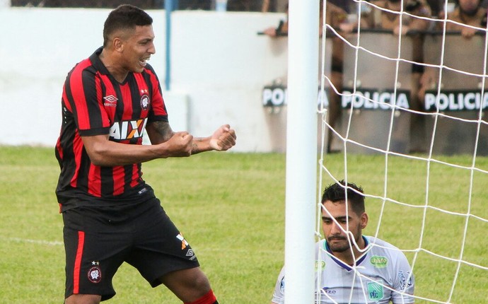 Crysan atribui revés do Atlético-PR à inexperiência do grupo no Paranaense