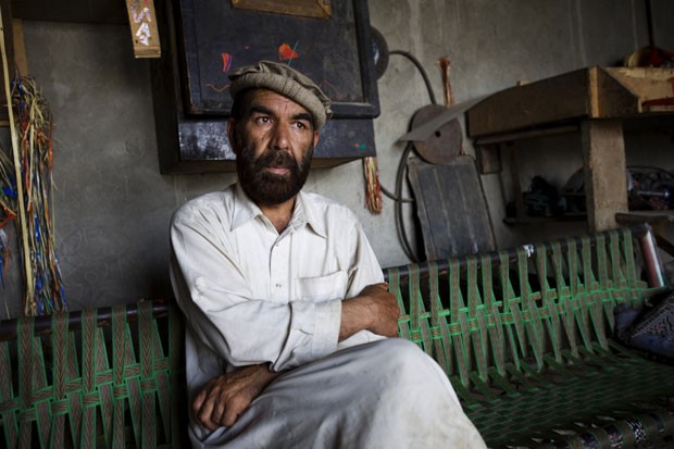 G1 - Quase analfabeto, ilustre poeta afegão divide talento com oficina ...