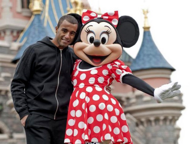Com direito a foto com a Minnie, Lucas curte passeio na Disney ...