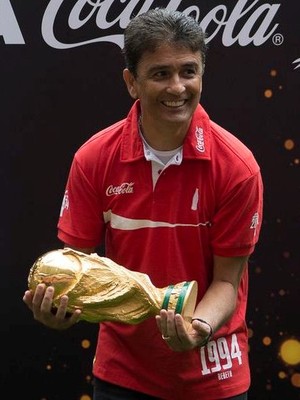 Durante turnê, Bebeto "embala" taça da Copa em Brasília - ÉPOCA | Essa ...