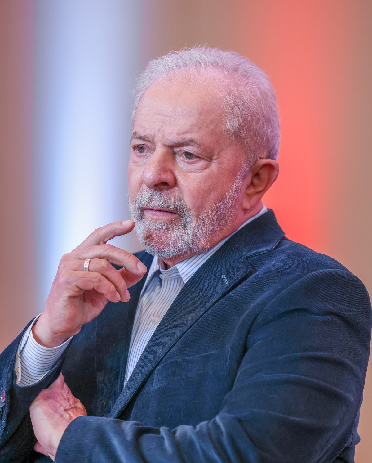 Lula relê livros de meditação e oração, antes da entrevista ao 'Jornal ...