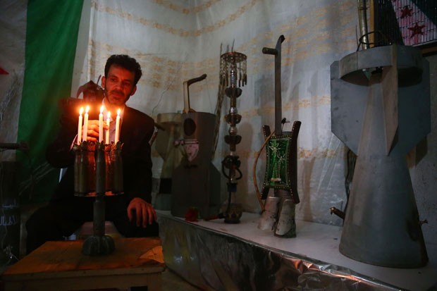 G1 - Sírio transforma restos de armas da guerra civil em brinquedos ...