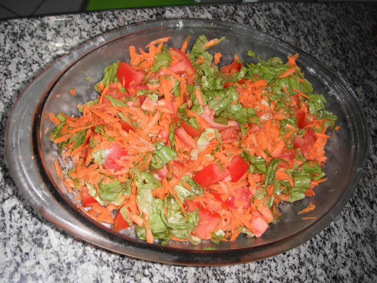 Salada de tomate, alface e cenoura crua | Saladas | Receitas