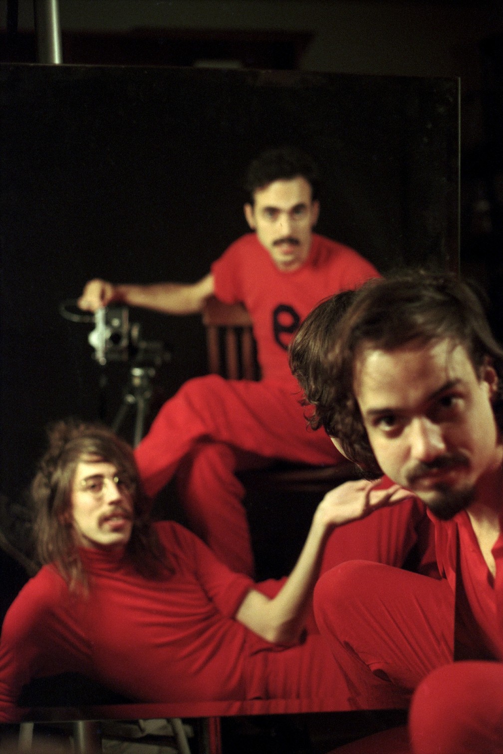 O Terno lança álbum para discutir vazio existencial e vida cheia de ...