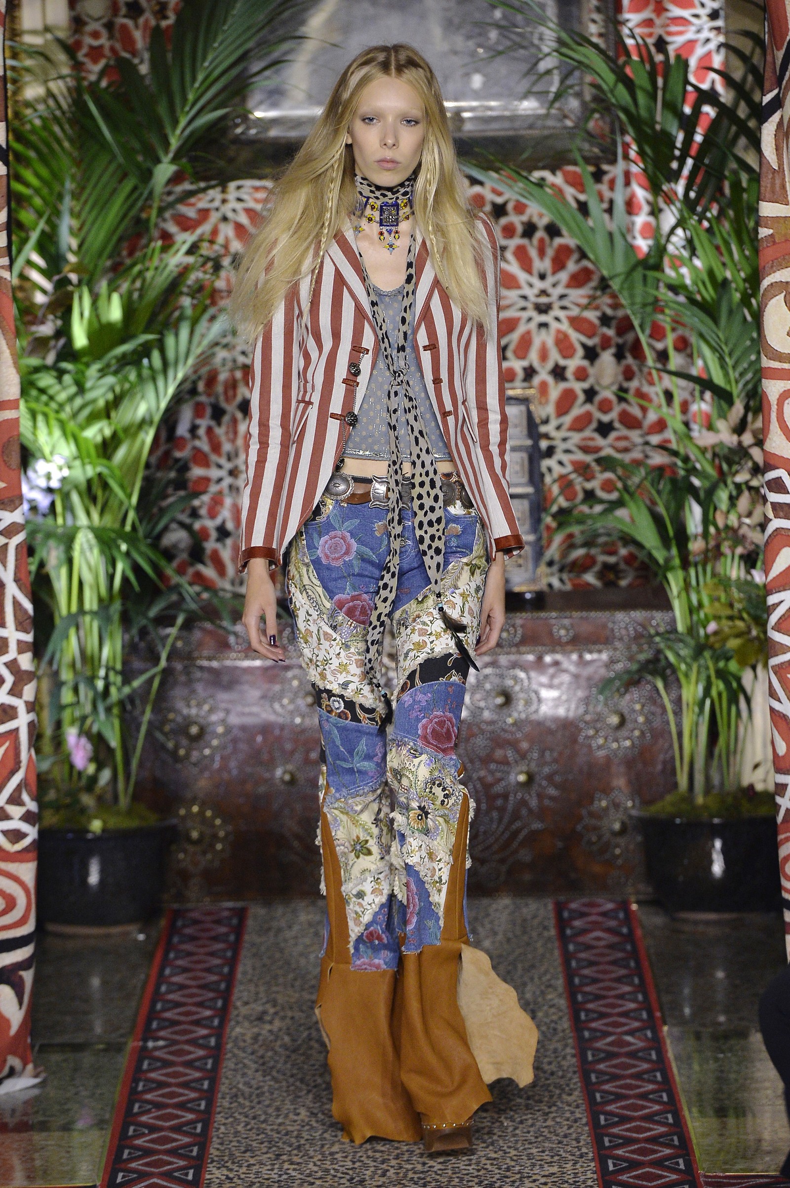 Verão da Cavalli ganha referências 70's, étnicas e aura boho | Desfiles ...