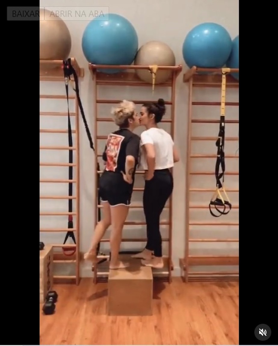 Nanda Costa e Lan Lahn se beijam enquanto malham | Entretenimento | Glamour