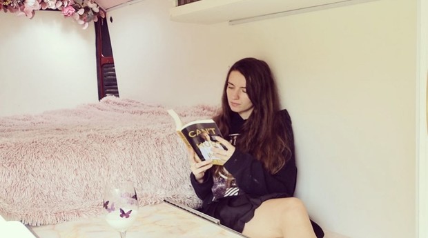 Mulher se inspira em Taylor Swift e reforma van para usar como casa ...