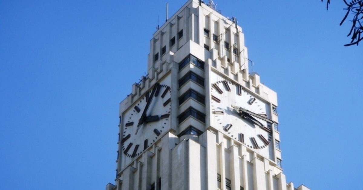 G1 - Relógio da Central do Brasil, no Rio, marca dois horários ...