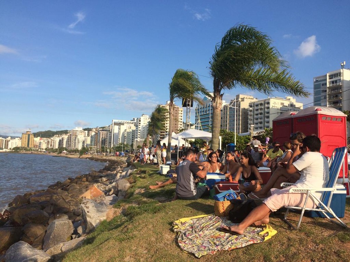 Público se prepara para chegada de 2019 na Avenida Beira-mar Norte, em ...