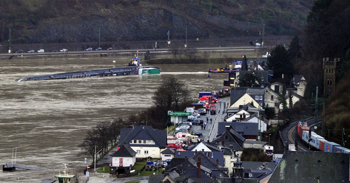G1 - Navio com ácido sulfúrico afunda no Rio Reno, no oeste da Alemanha ...