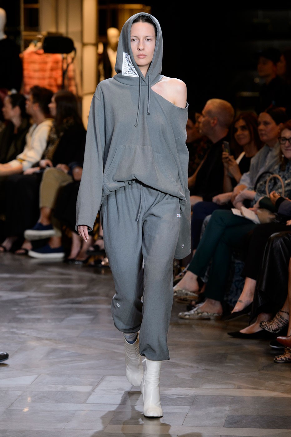 Vetements ocupa Galeries Lafayette com coleção repleta de parcerias ...