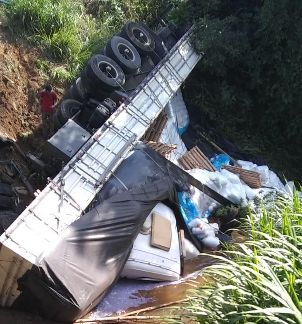 Caminhão carregado de bobinas de papel cai no Rio Paraíba do Sul, na RJ ...