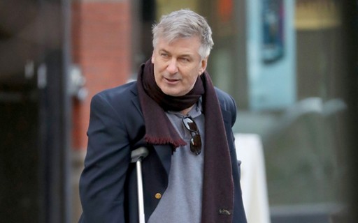 Alec Baldwin é visto andando de muletas em Nova York - Quem | QUEM News