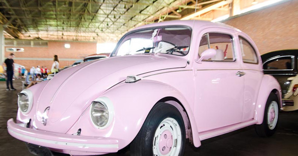 G1 - Evento com raridades de Fusca tem 'xodó' rosa dirigido por homem ...