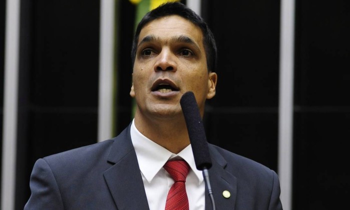 Deputado apresenta projeto para tornar obrigatório o estudo da Bíblia ... Deputado apresenta projeto para tornar obrigatório o estudo da Bíblia ...