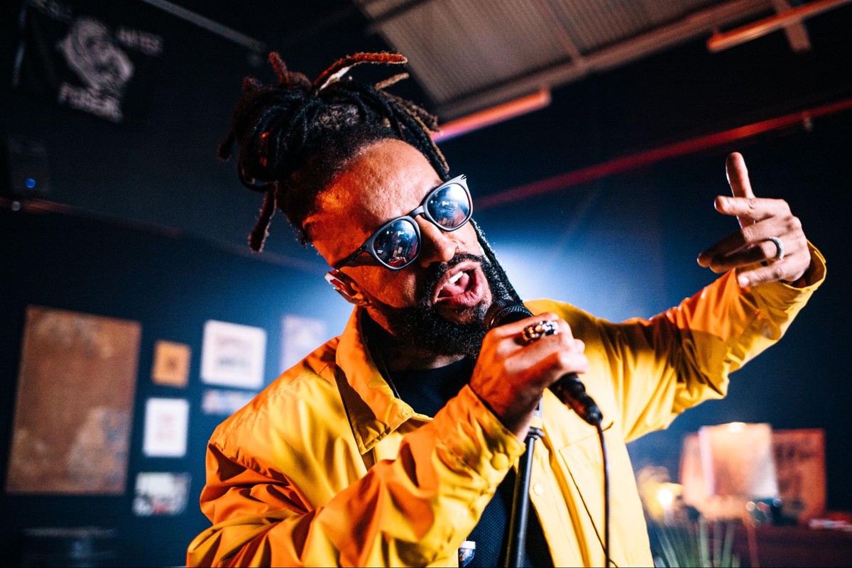 Rael vai na direção da leveza em single criado com o produtor Julio ...