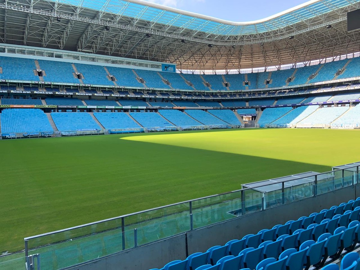 Após um mês sem jogos, Arena do Grêmio recebe grama especial para o ...