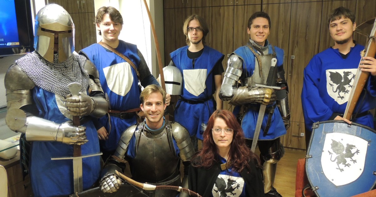 G1 - Grupo da UFSC recria roupas e treina combates com armas medievais ...