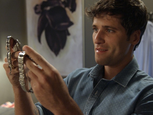 Alice (Sophie Charlotte) procura Murilo (Bruno Gagliasso) e quer saber ...