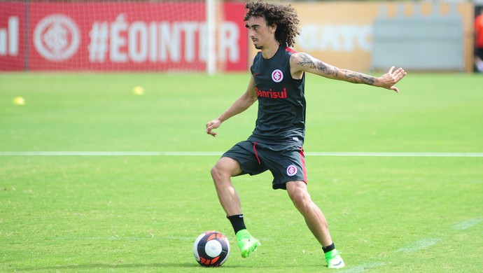 Valdívia faz primeiro trabalho com bola e se aproxima de retorno ao Inter