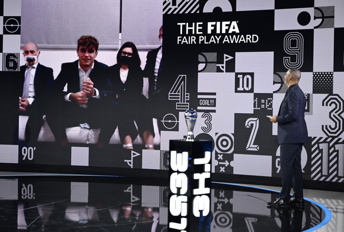 Adolescente italiano que salvou a vida de adversário em campo vence o ...