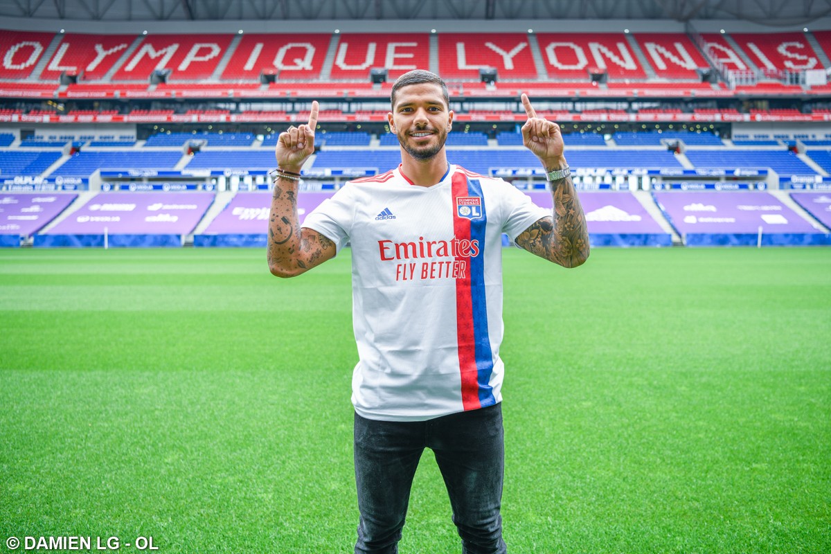 Lyon anuncia contratação do lateral Henrique, ex-Vasco, por três ...