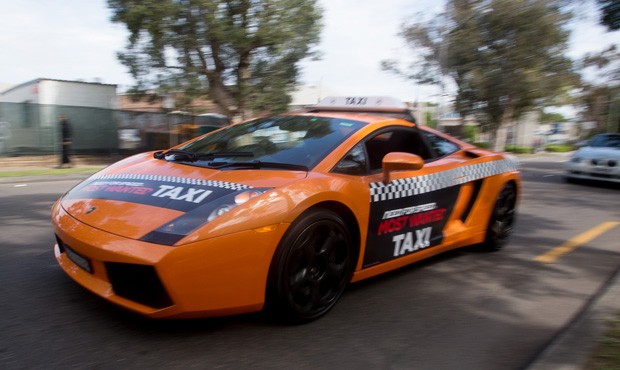 G1 - Revista transforma Lamborghini em táxi e oferece corrida em ...
