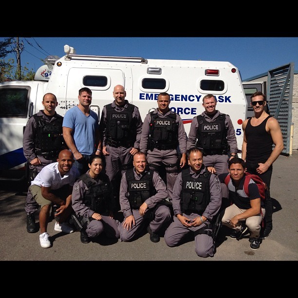 Benavidez, Johnson, MacDonald e Stann visitam a SWAT de Toronto ...