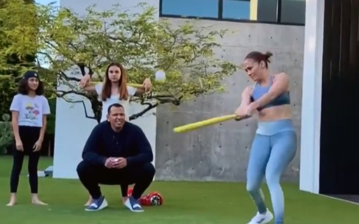 Jennifer Lopez joga baseball com as filhas e o noivo, Alex Rodriguez ...