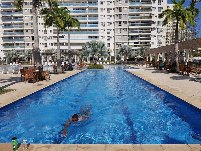 Campeã mundial, jamaicana treina em piscina de condomínio perto da Vila
