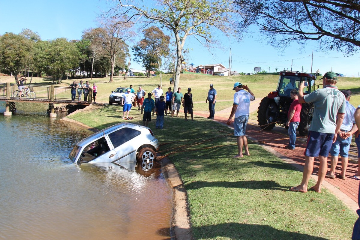 Carro desgovernado cai no Lago Municipal de Nova Santa Rosa | Oeste e Sudoeste | G1