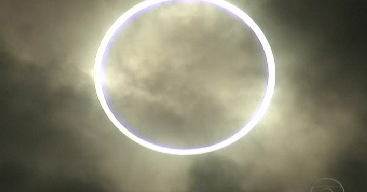 Bom Dia Brasil - Raro eclipse anular forma círculo perfeito no céu da Ásia