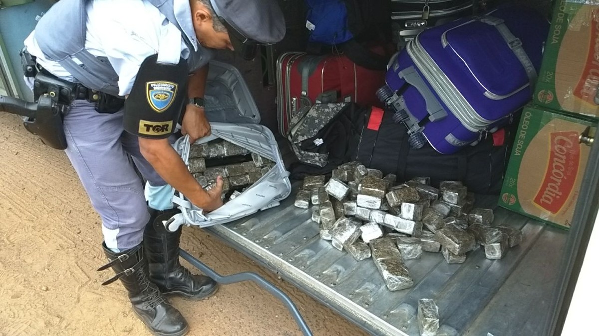 Dupla é Presa Após Polícia Apreender Maconha Em Malas De Passageiro De