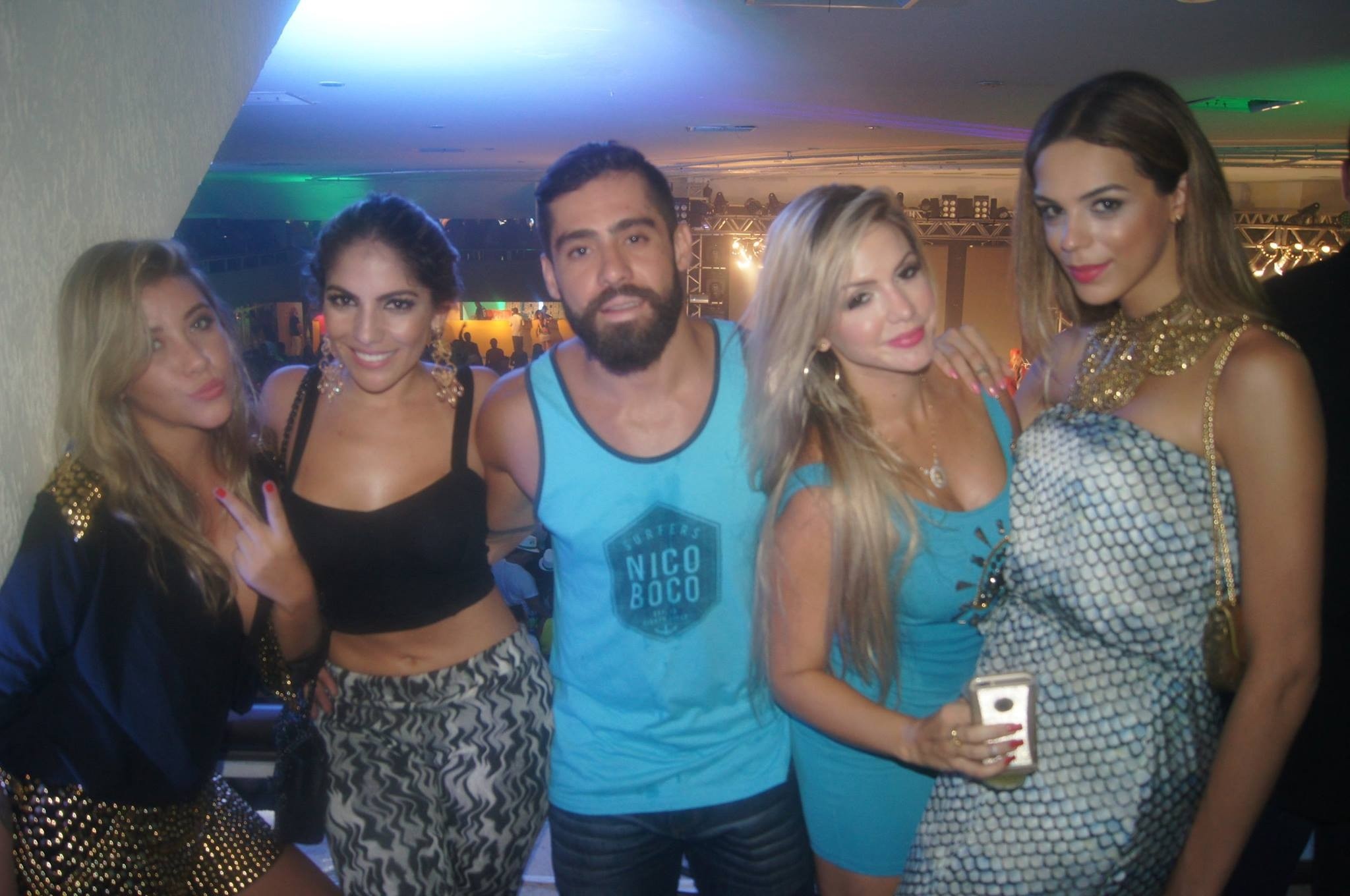 Sob o olhar de famosos, Claudia Leitte faz show em ensaio da Mocidade ...