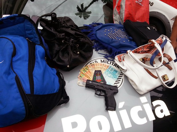 G1 - Dupla é presa suspeita de roubar objetos de mulheres em Santos, SP ...