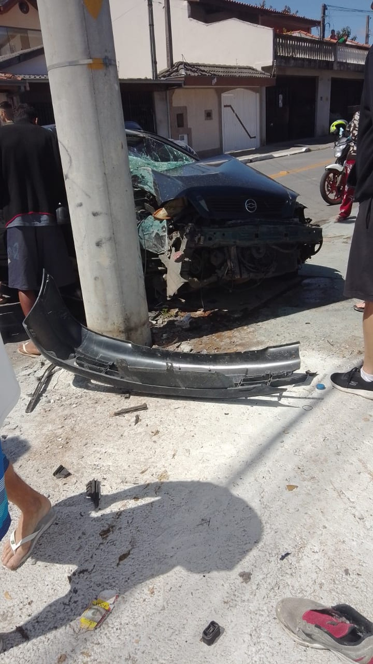 Dois ficam feridos após carro bater em poste no Bosque dos Ipês em São José | Vale do Paraíba e ...