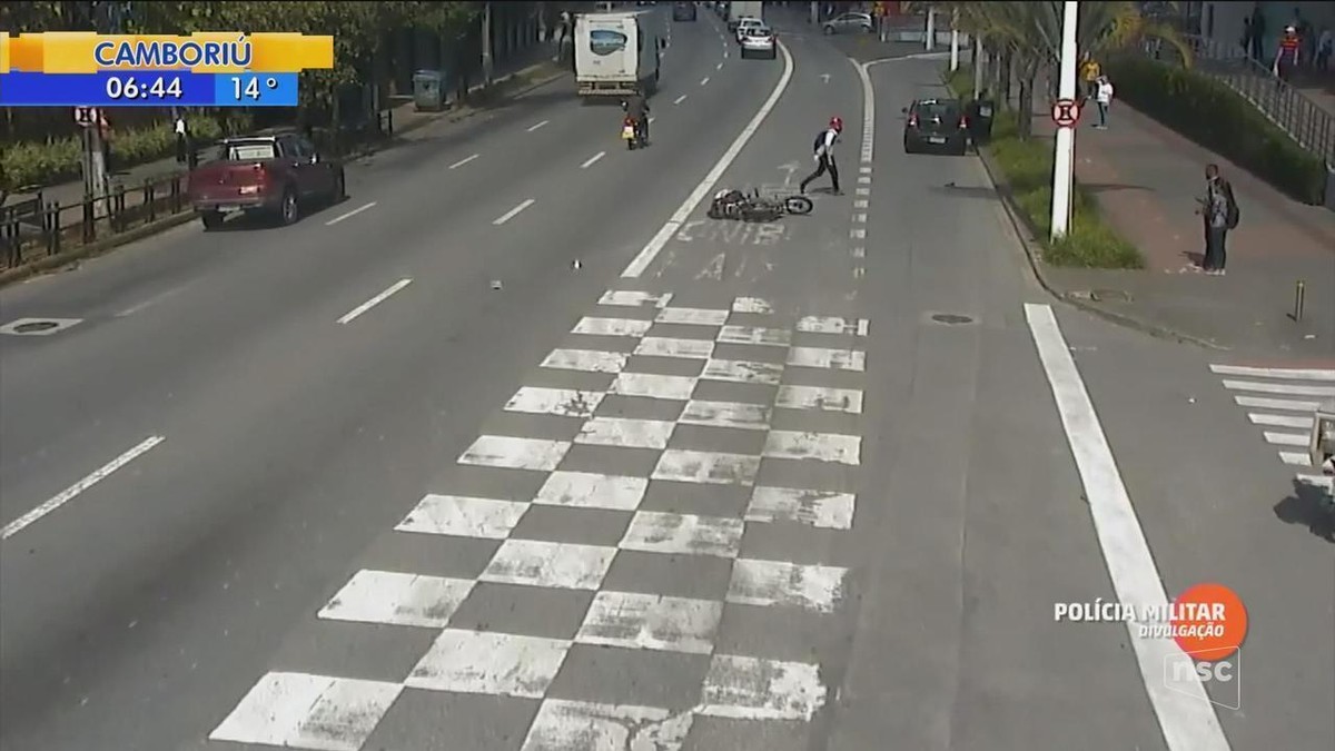 Homem é atropelado por moto ao atravessar fora da faixa e de túnel para pedestres em Blumenau ...