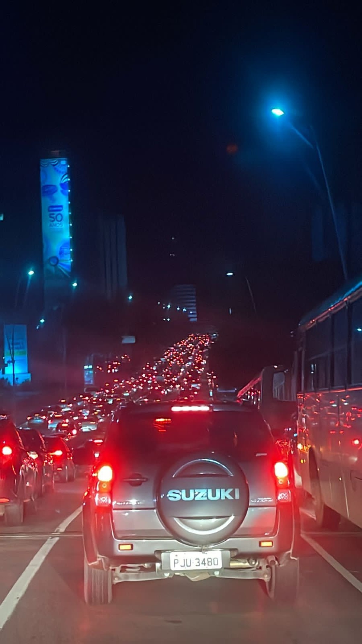 Saída da cidade: trânsito congestionado na região da rodoviária por ...