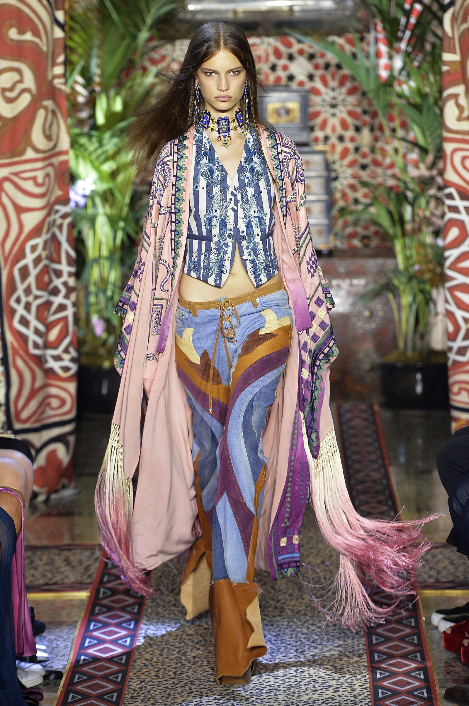 Verão da Cavalli ganha referências 70's, étnicas e aura boho | Desfiles ...