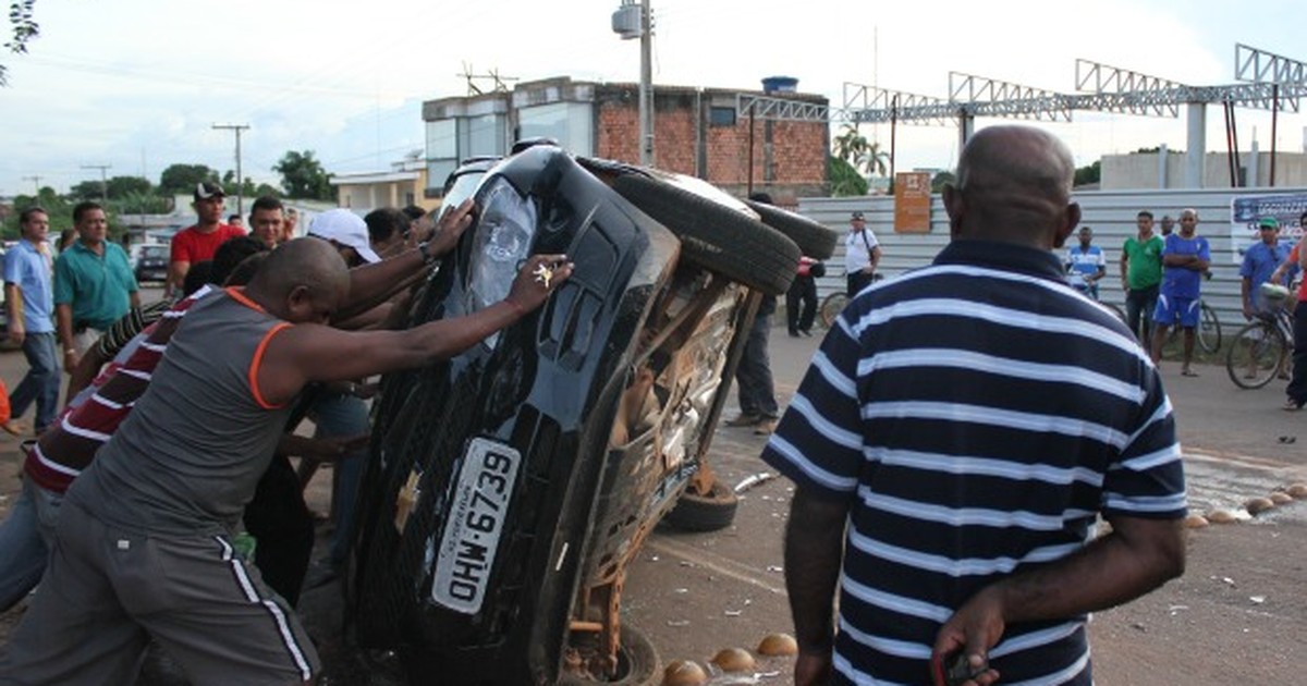 G1 - Testemunhas ajudam a virar carro capotado após acidente, em RO ...