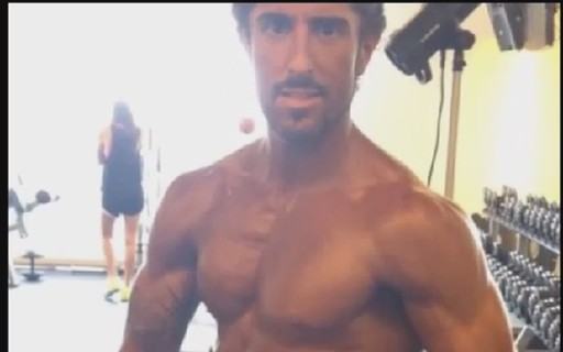 Marcos Mion aparece musculoso e superbronzeado em vídeo - Quem | QUEM News