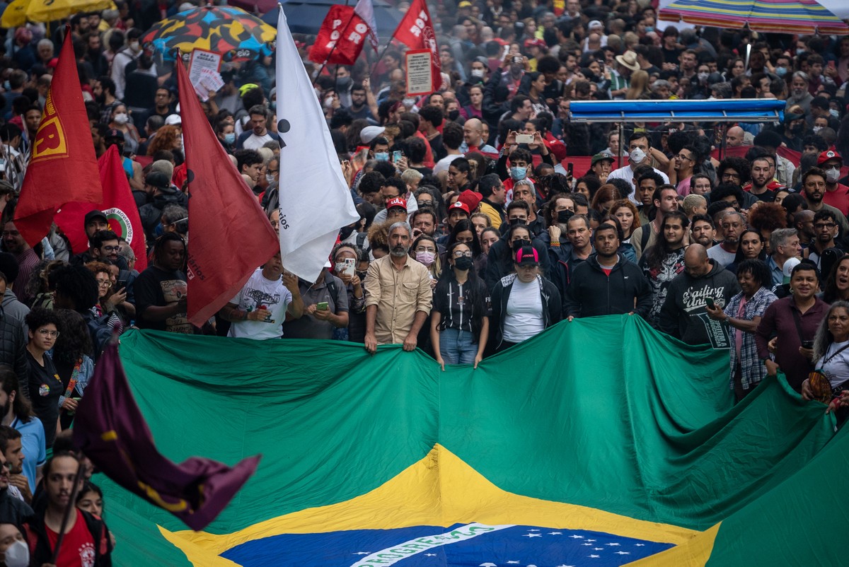 Com gritos de 'sem anistia', milhares de manifestantes protestam na ...
