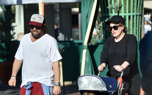 Adele se emociona ao ser surpreendida por professora de infância, em ...