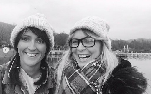 Atriz inglesa pede a mão em casamento de produtora de série em que atua ...