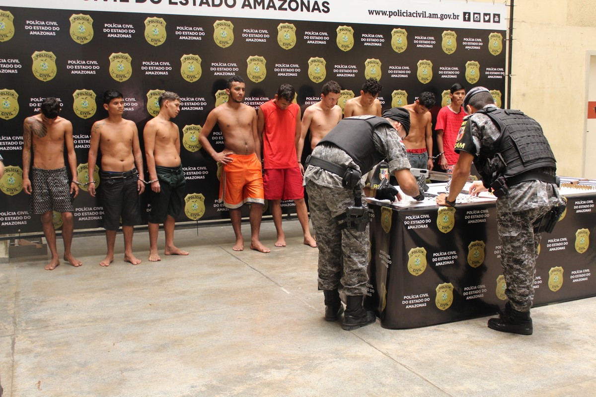 Nove Homens São Presos Com Submetralhadora Drogas E Pistolas Em