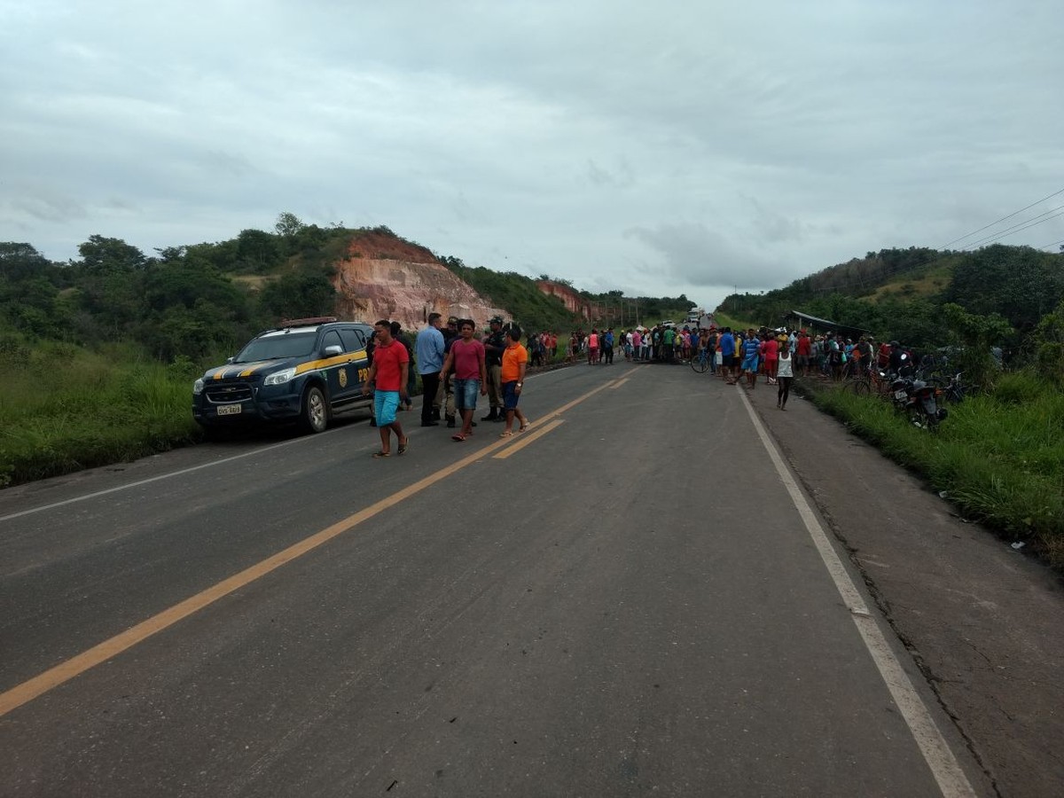 Trabalhadores ligados ao MST desbloqueiam trecho da BR-010 em Ipixuna ...