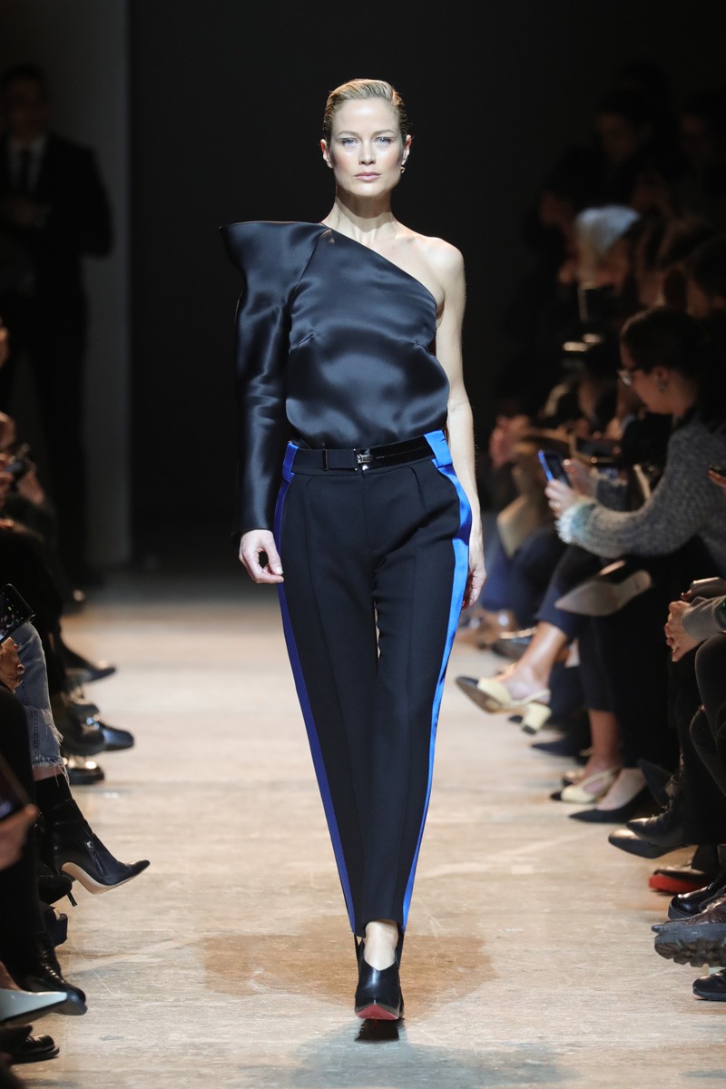 Mugler passeia em seu habitat natural com inverno 2018 oitentista ...