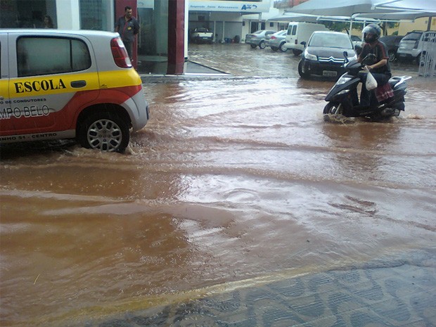 G1 - Chuva deixa pontos de alagamento em Campo Belo, MG - notícias em ...